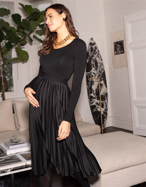 Black Pleated Skirt Outfit