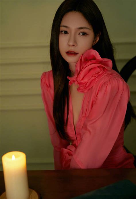 沈梦辰深v修身裙造型好辣 脖子挂红花演绎别样时髦 搜狐大视野 搜狐新闻