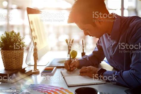 사무실에 책상에서 디지털 그래픽 태블릿에 노력 하는 그래픽 디자이너 공란에 대한 스톡 사진 및 기타 이미지 공란 공부