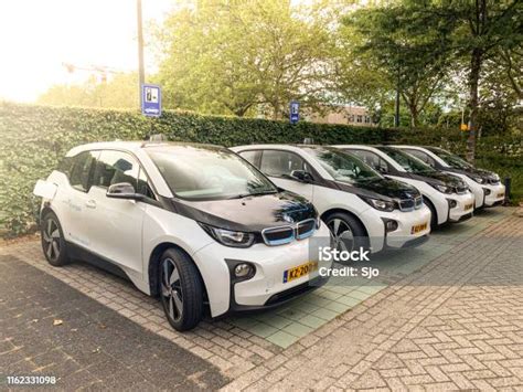 Bmw I3 5도어 도심형 전기자동차 전기자동차 충전소에 연달아 주차 주차장에 대한 스톡 사진 및 기타 이미지 주차장 전기