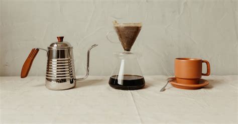 커피 한 잔 옆에 커피 포트가 놓인 테이블 사진 Unsplash의 주전자 이미지