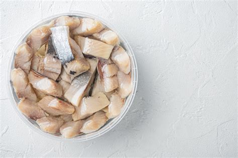 소금에 절인 네덜란드 청어의 필렛 흰색 배경에 텍스트에 대한 복사 공간이있는 상단 보기 플랫 레이 0명에 대한 스톡 사진 및