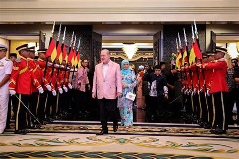 Agong Raja Permaisuri Berangkat Ke Majlis Jamuan Teh Diraja