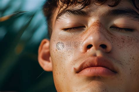 闭目养神的年轻男子高清图片下载 正版图片600990467 摄图网