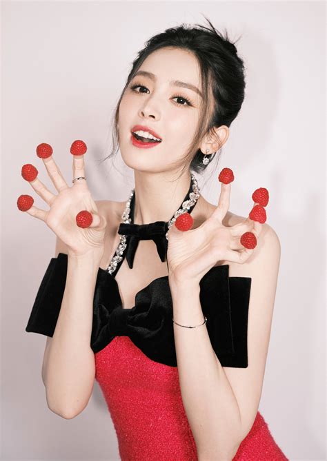 娜扎莓果甜妹造型俏皮 连衣裙搭丸子头明媚十足 搜狐大视野 搜狐新闻