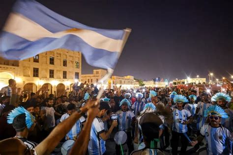Hinchas Argentinos Protestaron Frente Al Hotel De La AFA Por Las