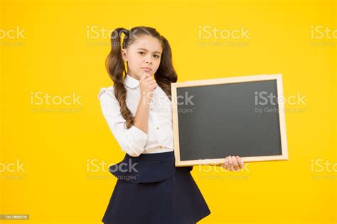 교육에 대한 정보를 얻으십시오 노란 배경에 교육을위한 빈 칠판을 들고 어린 아이 필수 초등학교 교육 광고 교육 과정 복사 공간 9월에 대한 스톡 사진 및 기타 이미지