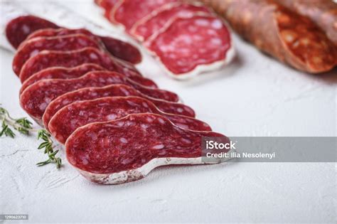 건조 경화 푸엣과 초리조살라미 소시지의 다양한 전체와 흰색 표면에 슬라이스 쵸릿죠에 대한 스톡 사진 및 기타 이미지 쵸릿죠