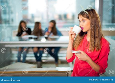 Женщина с друзьями в ресторане кафем Стоковое Фото изображение насчитывающей кофе потеха