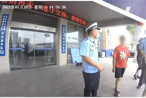 12岁男孩开车上高速 带妹妹狂飙百公里
