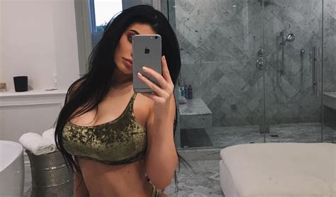 Kylie Jenner S Smoking Curves Make For A Perfect Last Selfie Of Maxim