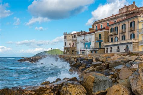 화창한 날에 남쪽 이탈리아 지중해 연안에 있는 마에서 서핑을 충돌 Santa Maria Di Castellabate에 대한 스톡