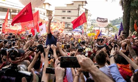 Aos gritos de não se entrega Lula é carregado pela militância