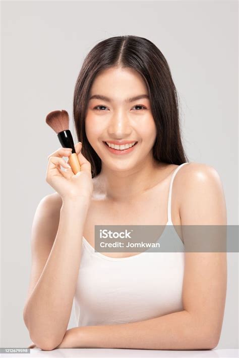 아름다운 아시아 젊은 여성 미소와 건강한 깨끗하고 신선한 피부 느낌으로 브러시를 들고 너무 행복과 쾌활한 흰색 배경에 고립 뷰티