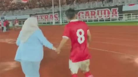 So Sweet Witan Sulaeman Pemer Kemesraan Dengan Wanita Berjilbab Di Pinggir Lapangan Setelah