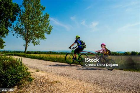 아버지와 딸 탠덤 자전거에가 자전거 여행 그 라도 Fvg2 시 프리 울 리 베네치아 줄리아 이탈리아 자전거 여행에 대한 스톡 사진 및 기타 이미지 Istock