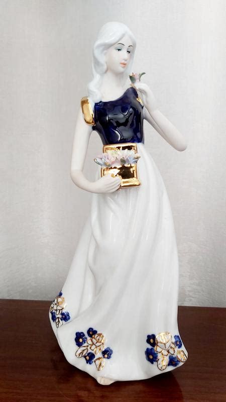 Статуэтка фарфоровая девушка с цветами — цена 1785 грн в каталоге Статуэтки Купить товары для