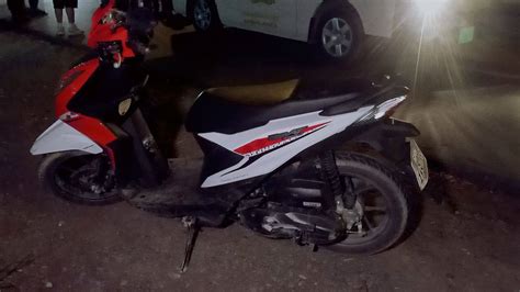 ជិះម៉ូតូឌុបគ្នាដេីរលេងជ្រុលបុកឃឿនសួនពុះចែកទ្រូងផ្លូវ