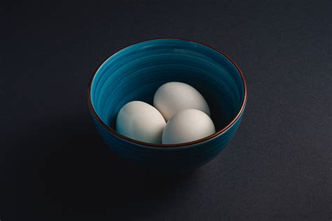 어두운 무디 블랙 무지 최소한의 배경 각도보기 행복한 부활절 날에 파란색 그릇에 흰색 계란 0명에 대한 스톡 사진 및 기타