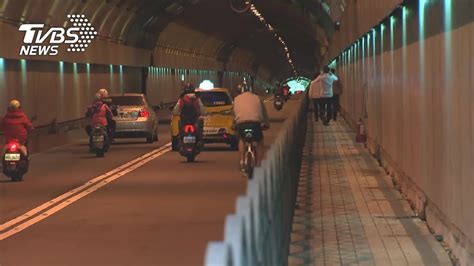 直擊！單車騎士違規 行駛公車專用道│tvbs新聞網