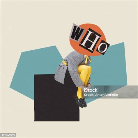 현대 미술 콜라주 개념적 이미지 노란 스타킹을 입은 남자가 앉아서 생각하는 것에 대해 생각하고 있다 나는 누구인가 자기 정체성 16 17 살에 대한 스톡 사진 및 기타