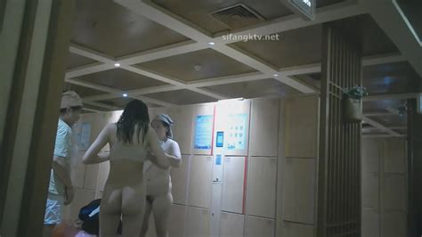 十二月新流出大神潜入水上乐园更衣室偷拍美女更衣 几个女的贪图方便站在长凳上穿衣服 撸先生