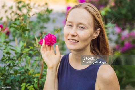 나는 내 피부를 사랑한다 주근깨 두더지 흉터 및 얼굴 주름을 가진 젊은 여성은 피부를 사랑하고 삶을 즐기며 아름다운 공원을