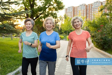 老年闺蜜在公园一起健身 蓝牛仔影像 中国原创广告影像素材
