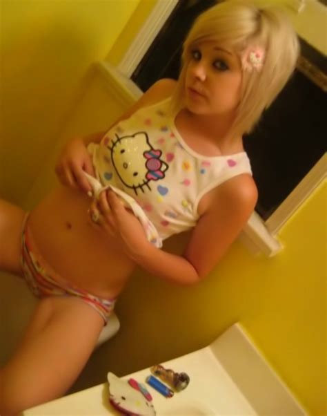 Rubia Amateur Se Desnuda Y Posa Desnuda Para La Cámara Fotos Porno Xxx