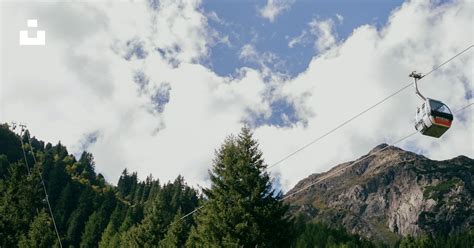 나무 위의 스키 리프트 사진 Unsplash의 무료 미텔베르크 이미지