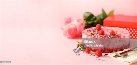 선물 상자 장미 신선한 딸기 로즈마리와 분홍색 배경에 건조 한 꽃과 라즈베리 케이크 배너 복사 공간 발렌타인 데이 개념입니다 사랑으로 선물 하기 개념에 대한 스톡 사진 및