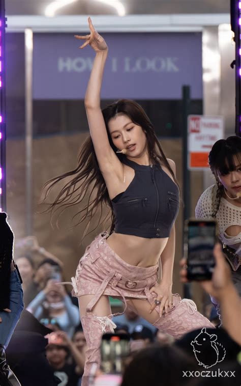 Momo Hot Crop Image Sana Minatozaki Twice Kpop Twice Sana Pose Reference Photo Korean