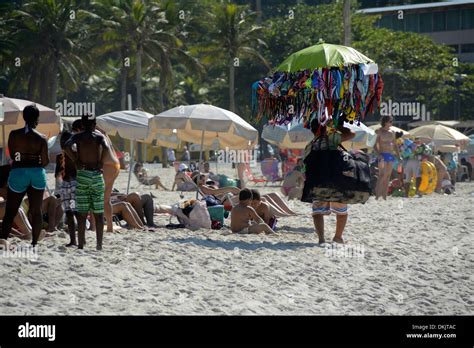 Bikinis Copacabana Brazil Beach Banque De Photographies Et Dimages à Haute Résolution Alamy