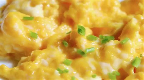 Découvrez La Délicieuse Recette Des Oeufs Brouillés à La Ciboulette