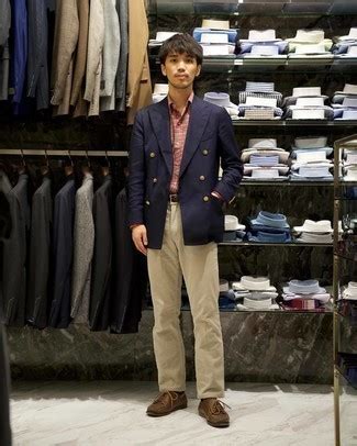 Comment Porter Un Blazer Crois Bleu Marine Avec Des Chaussures Bateau En Cuir Marron Fonc
