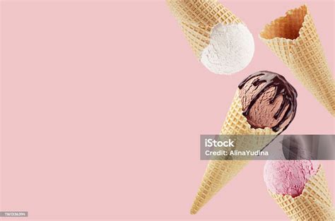 와플에 다른 맛 아이스크림 콘 비행의 장식 테두리 분홍색에 초콜릿 소스와 흰색 핑크 갈색 아이스크림에 대한 스톡 사진 및 기타