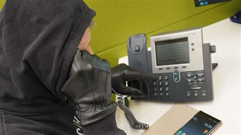 Im Telefongespräch versuchen Betrüger an Konto Zugangsdaten zu