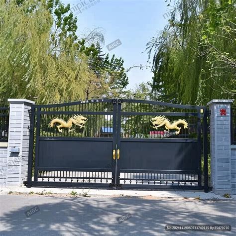 Ai创作图庭院大铁门 院门铁艺 别墅区院门 别墅小区院门 别墅庭院大铁门 院落围墙大门 铁大门庭院大门 别墅院门 小学大铁门 非标大门 别墅大门高清 别墅区大门 别墅铁花大门 庭院铁大门 私家