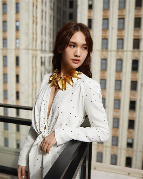 杨丞琳穿白色深V礼服优雅性感 戴金叶子项链个性别致 新浪图片