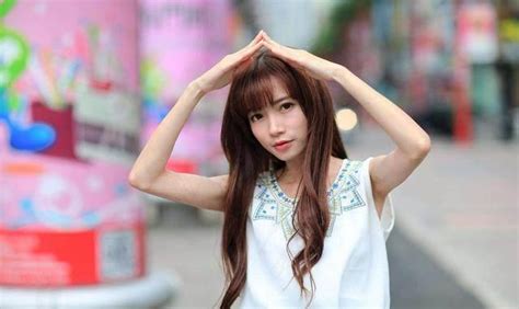 女儿每次吃饭都要照镜子 得知原因我哭成泪人