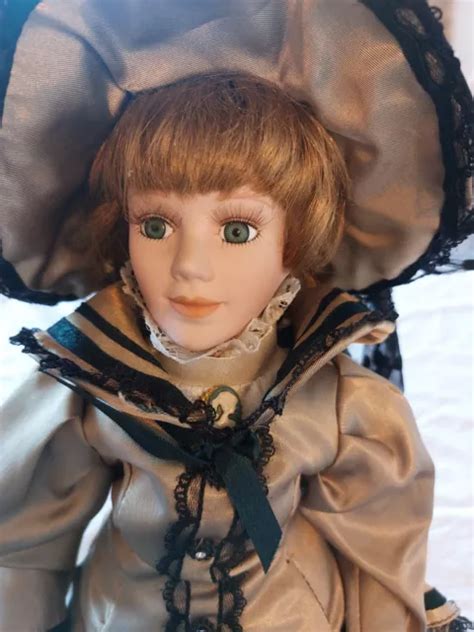 Jolie PoupÉe En Porcelaine Ancienne Tête Bras Et Jambes En Porcelaine