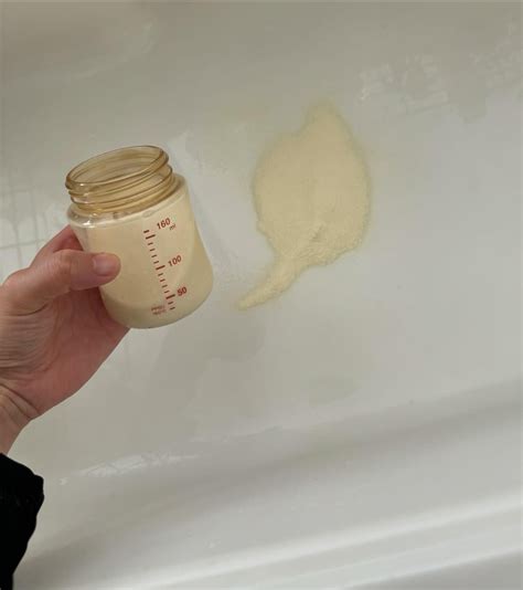 夜中に作ったのに飲まなかった ミルクを流して 哺乳瓶を洗おうと思ったら、、、 朝一であげようと思って入れた ミルクの粉をシンクに ぶちまけて