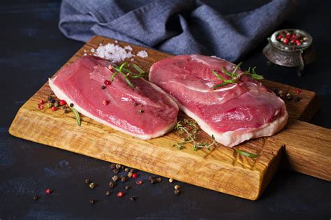 생 신선한 고기 로즈마리와 계절을 가진 나무 도마에 오리 가슴 살필레 가금류에 대한 스톡 사진 및 기타 이미지 가금류