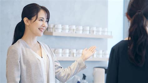 商品購入時に参考になるのは「店舗で実際に商品を見て」「家族や友人」、口コミやインフルエンサーより身近な意見を重視する傾向に Dxマガジン