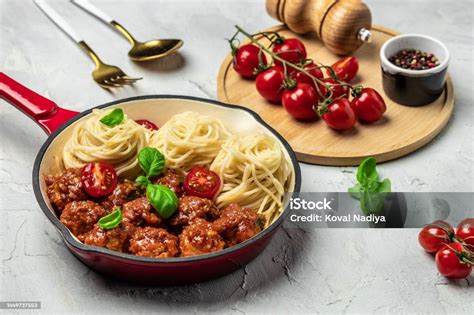 미트볼은 밝은 배경에 토마토 소스를 곁들인 이탈리아 스파게티 파스타 위에 제공됩니다 이탈리아 음식 배너 메뉴 텍스트 레시피 장소 상위 뷰 건강한 식생활에 대한 스톡 사진 및