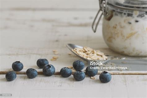 블루베리 전체 귀리와 항아리 Witj 수 제 나무 테이블에 하룻밤 오트밀 숟가락 0명에 대한 스톡 사진 및 기타 이미지 0명