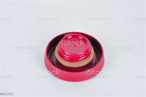 흰색 배경에 고립 된 여행 보온병 여과기 및 뚜껑의 클로즈업 뜨거운 차와 커피 0명에 대한 스톡 사진 및 기타 이미지 0명