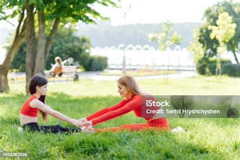 낮 시간에 공원의 잔디밭에서 요가 운동을 하는 엄마와 딸 2명에 대한 스톡 사진 및 기타 이미지 2명 30 34세 8 9 살 Istock