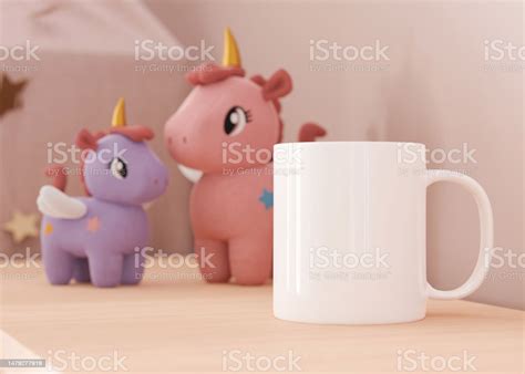 하얀 아이 머그잔 조롱 디자인 광고 로고에 대 한 빈 템플릿입니다 클로즈업 보기 공간을 복사합니다 어린이 방에 서있는 컵 장난스러운 컵 모형 3d 렌더링 0명에 대한 스톡