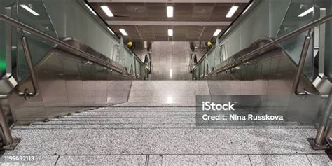 프랑크푸르트 공항 의 바닥 사이에 빈 회색 대리석 계단 아래로 선도 유리 금속과 플라스틱 천장 조명에 의해 조명 대칭 공항에 대한 스톡 사진 및 기타 이미지 Istock